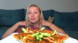 Мукбанг разгрузочный ,пицца домашняя и огурцы. еда на камеру.
