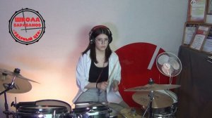 Играет Соня "Time Is Running Out"