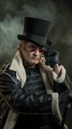 Образ и тень в новой фотосессии к спектаклю «Маскарад», в кадре Александр Домогаров.