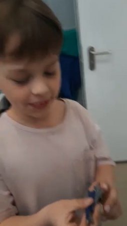 Храбрые пациенты получают подарки от центра Крона Дент :)