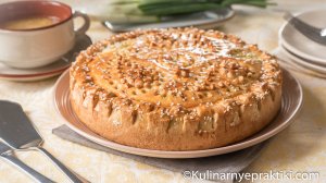 Летняя закуска – Аппетитный пирог с тремя видами лука, яйцами и сыром