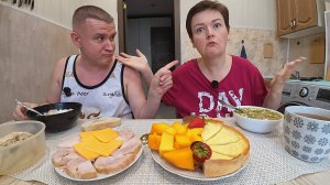 Мукбанг ВОРЧУ на Вована, опять ЖРЁТ как не в себя, ему ПОФИГ на здоровье! Семейный обед в России