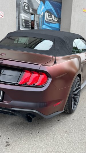 Оклейка автомобиля Ford Mustang цветной полиуретановой пленкой