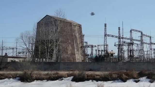 Несколько неопознанных летающий объектов застыли на электроподстанцией.