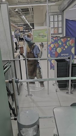 Этот новый охранник в перекрёстке постоянно за мной следит на кассе самообслуживания