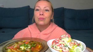 Мукбанг суп  солянка кисленький, салат. Еда на камеру.