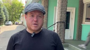 Мужчина с гитарой Павел Милютин из Нижнего Новгорода в Луганске