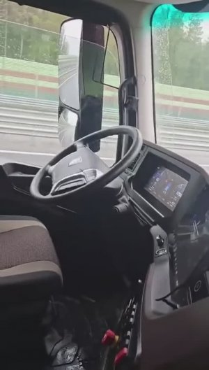 Видео от генерального директора «КАМАЗа» Сергея Когогина, едущего на ПМЭФ-2025 на беспилотнике