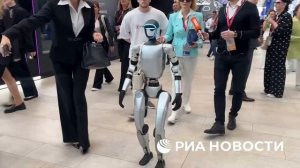 На ПМЭФ заметили робота с брендовой сумкой