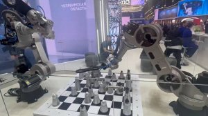Роботы сыграли партию в шахматы на полях ПМЭФ
