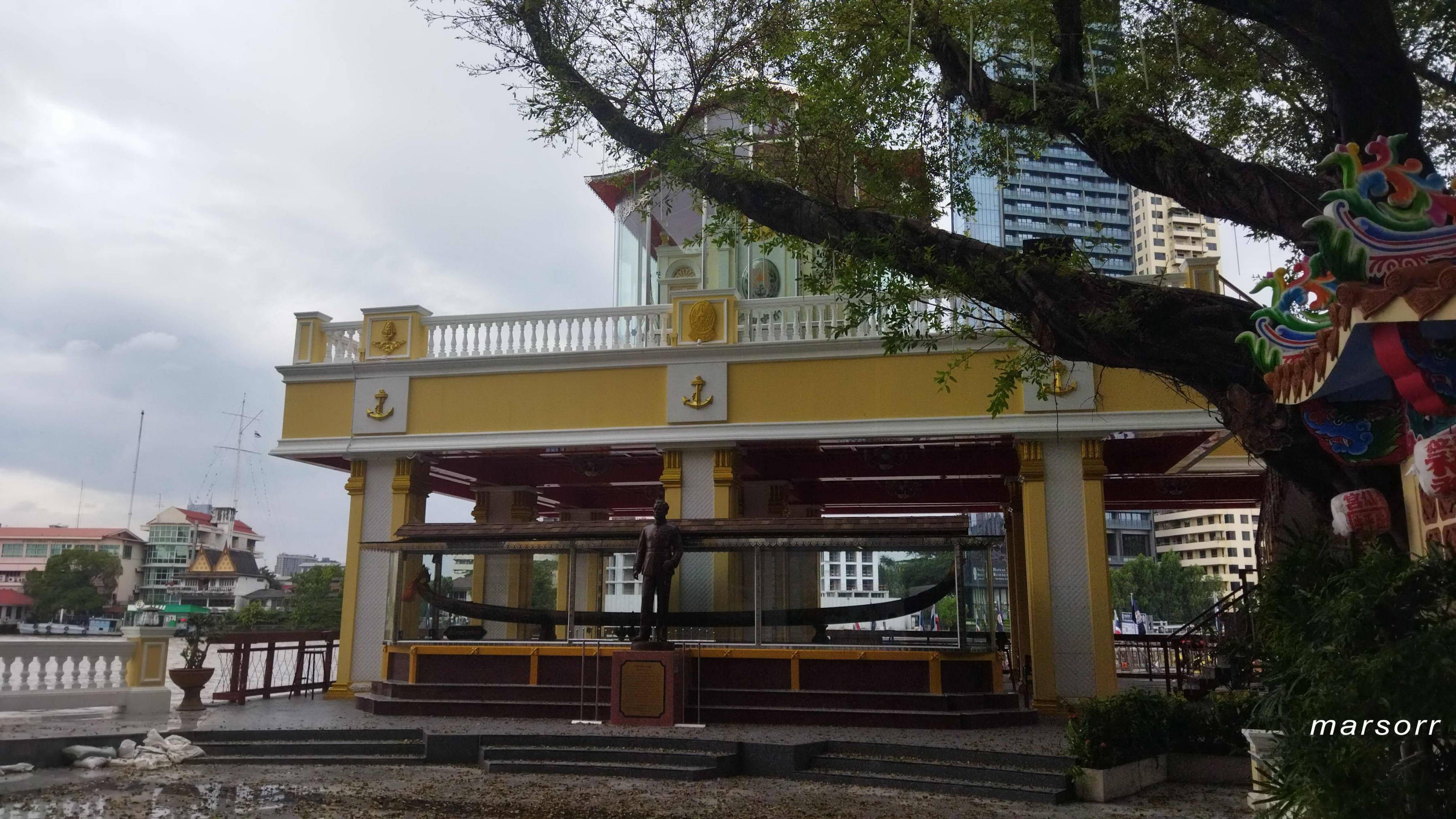 бангкок. просто пристань marine department. пасмурно, дерево-хранитель กรุงเทพฯ bangkok