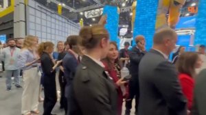 Участники ПМЭФ стоят в огромной очереди за футболками из коллекции Putin Team Russia