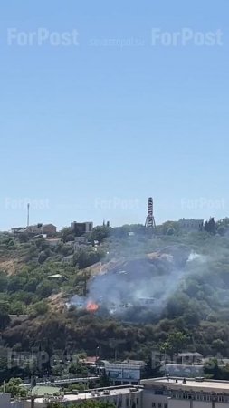 На склоне под Историческим бульваром в Севастополе разгорается пожар