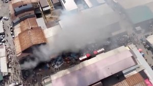 В Кыргызстане горят торговые павильоны на одном из рынков