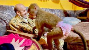 Люся с компанией малышей устроила ПОЛНЫЙ ДОСМОТР папиных карманов!