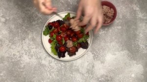 КАК ПРИГОТОВИТЬ САЛАТ ТУНЕЦ ЯЙЦО СЫР? Вкусный и полезный, с моцареллой и помидорами, без майонеза