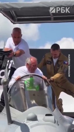 Премьер Франции не смог вылезти из истребителя