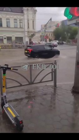 🌧 В центре города сейчас вот такая обстановка. Сегодня лучше вплавь ⛵️