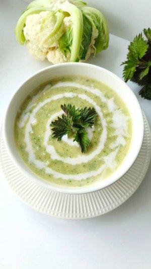 Веганский суп-пюре с крапивой и цветной капустой