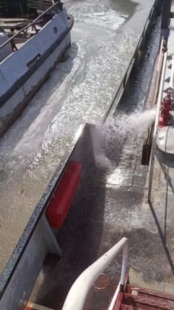 Вода заливает палубу теплохода. РТ-452 [Проект: Р-14А] Буксир-толкач - Навигация 2024 (7 апреля)