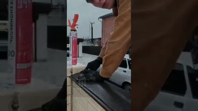 Монтаж крышки-шапки из пластика на забор