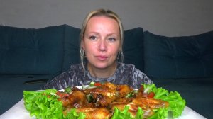 Мукбанг  крылья запеченные в духовке ,салат овощной. еда на камеру.