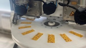 Готовим батончики из кедрового ореха с кукурузными хлопьями.