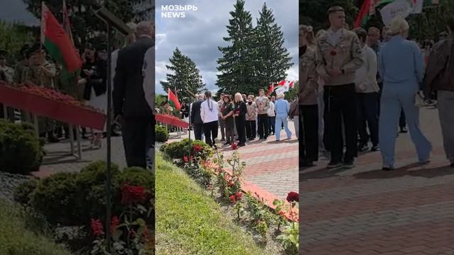 Мозыряне почтили память Солдат Победы минутой молчания и возложением цветов к мемориалу