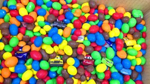 Ищем в Конфетах Машинки Игрушки из Мультиков Тачки Дисней Молния Маквин и Друзья Мультики Машинки