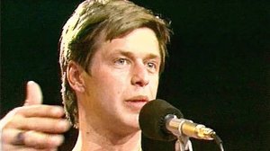 "Вы сказали, что ваше оружие гитара. Вы сражаетесь против кого или чего"?