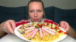 Мукбанг  лапша рамен, колбаса, кура нога вареная ,салат. Еда на камеру.