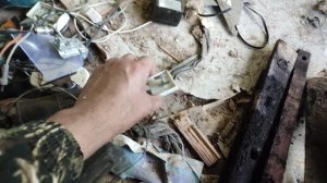 собираю метал в заброшенном доме