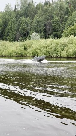 Лодка Вятбот (WYATBOAT) - 390 Р увеличенный борт на воде с мотором 30 л.с.