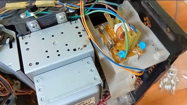 Не включается или включается, но не греет микроволновка - проблема в предохранителе