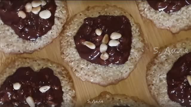 Тонкий, хрустящий крекер из овсянки с шоколадом и орешками
#крекер#овсяный