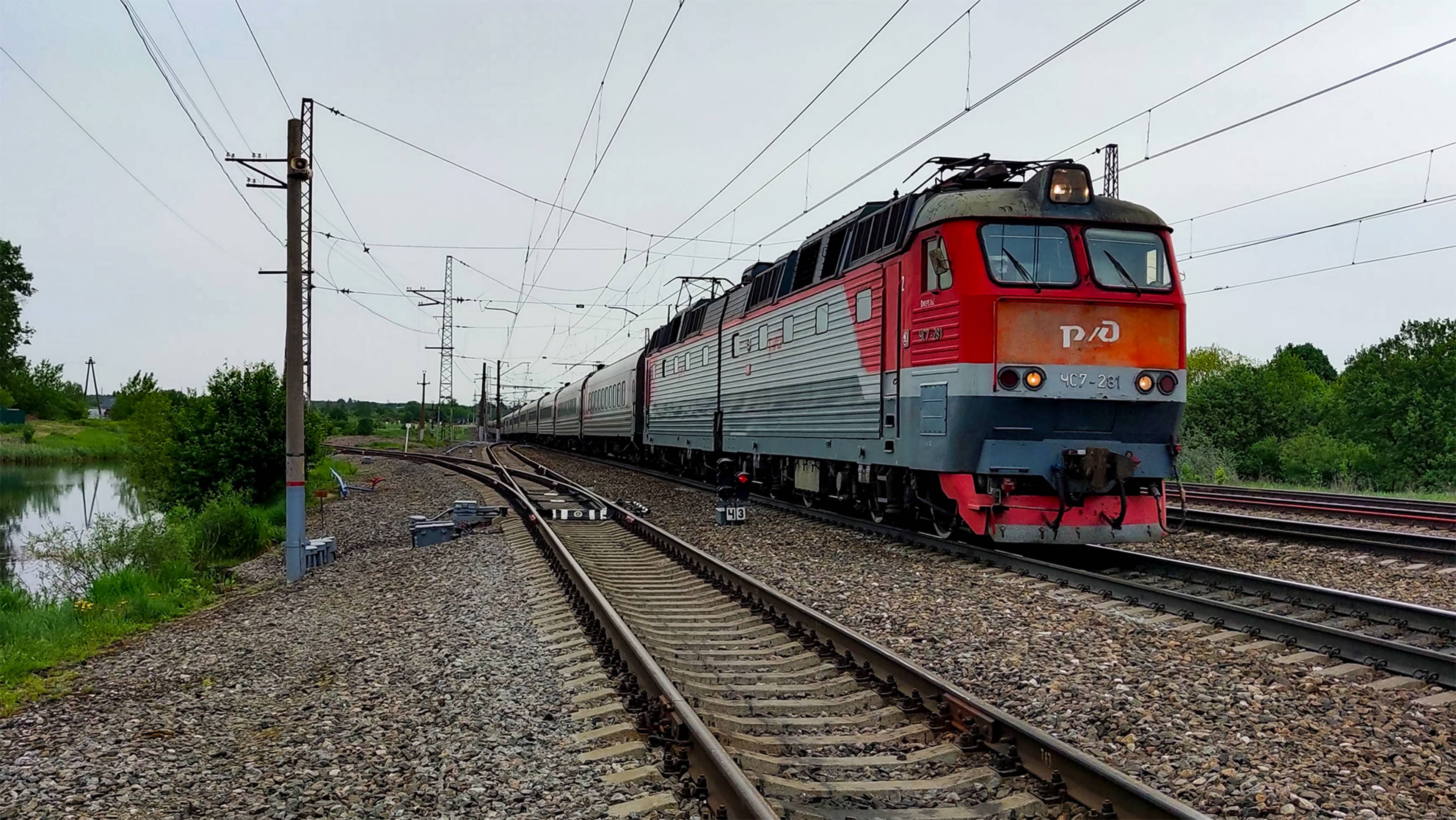 Электровоз ЧС7-281 с поездом Владивосток-Москва