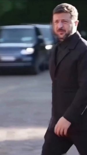 Зеленского заставили переодеться?😂