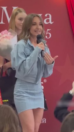 Юля Ковальчук в мини удивила фигурой