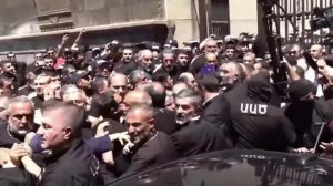 На территории Патриархата Армянской апостольской церкви началась потасовка между силовиками и арм...