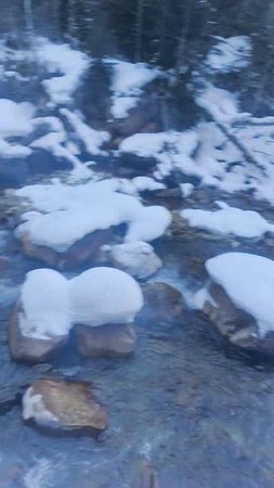 Маленький камень и река, ущелье Махар, КЧР #горы #отдых #кчр #махар #природа #зима #туризм #нарзан