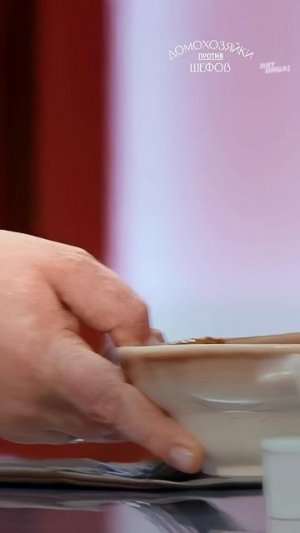 POV: она сказала, что не голодная. 
Также она спустя 5 минут, как принесли твой заказ: