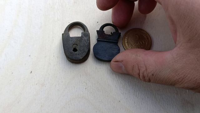 Сколько может стоить очень маленький старинный замочек
