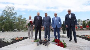 Парламентарии Приволжья возложили цветы к Монументу воинской и трудовой Славы