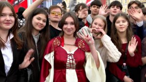 Выпускница на «Алых парусах» вдохновилась Средневековьем в создании платья