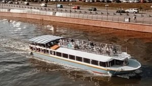 Прогулки по второму эстакадному мосту в районе Острова , смотрим на большую прогулочную лодку