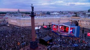 Сцена — символ нового этапа: на Дворцовой площади начался праздник «Алые Паруса»