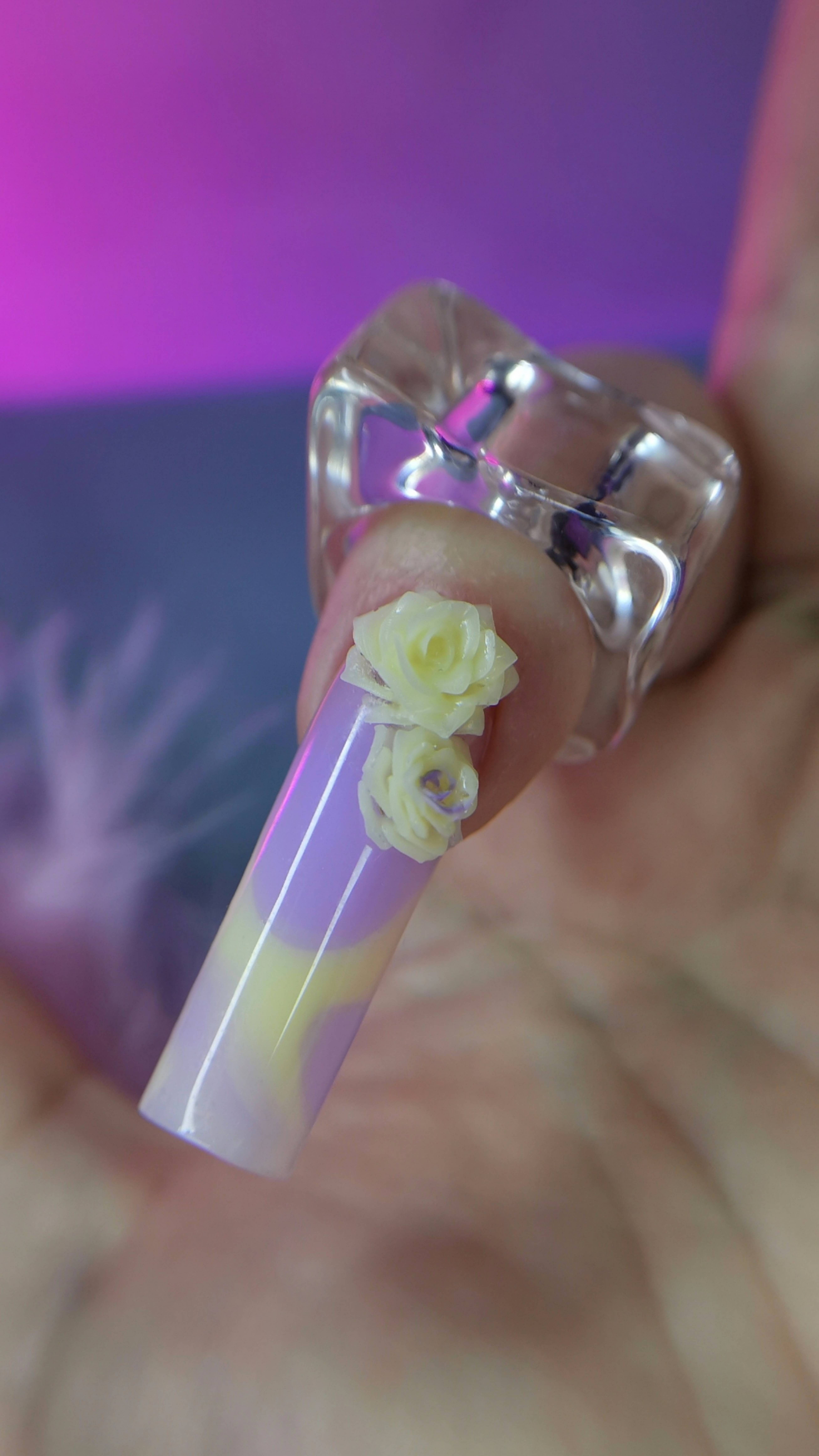 Порция особенной красоты. Большие жёлтые Чайные Розы на сиреневом фоне. Невозможно не влюбиться.