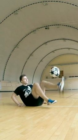 Повторяю футбольные трюки сидя #football #футбол