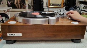 Yamaha GT-2000L хороший проигрыватель виниловых пластинок. Тех.характеристики в ссылке в описании.