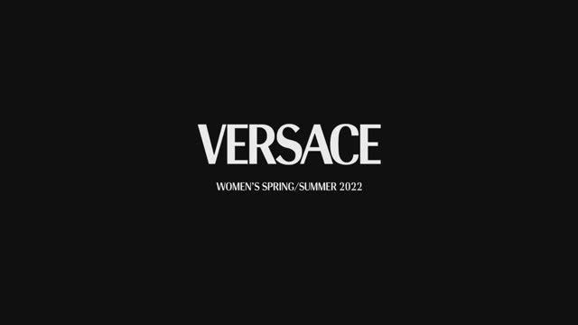 Показ коллекции Versace весна-лето 2022
